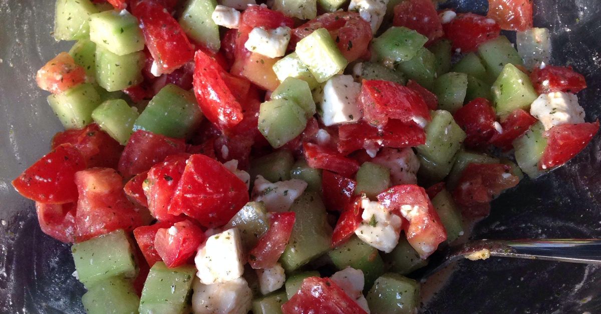 Salade de tomates concombres à la feta : recette de Salade de tomates ...