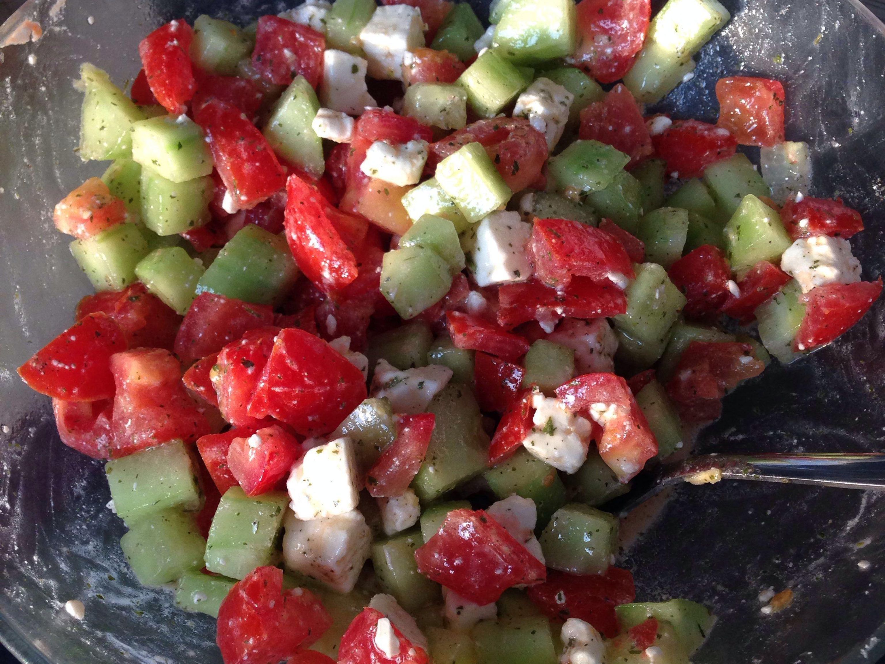 Salade de tomates concombres à la feta : Recette de Salade de tomates ...