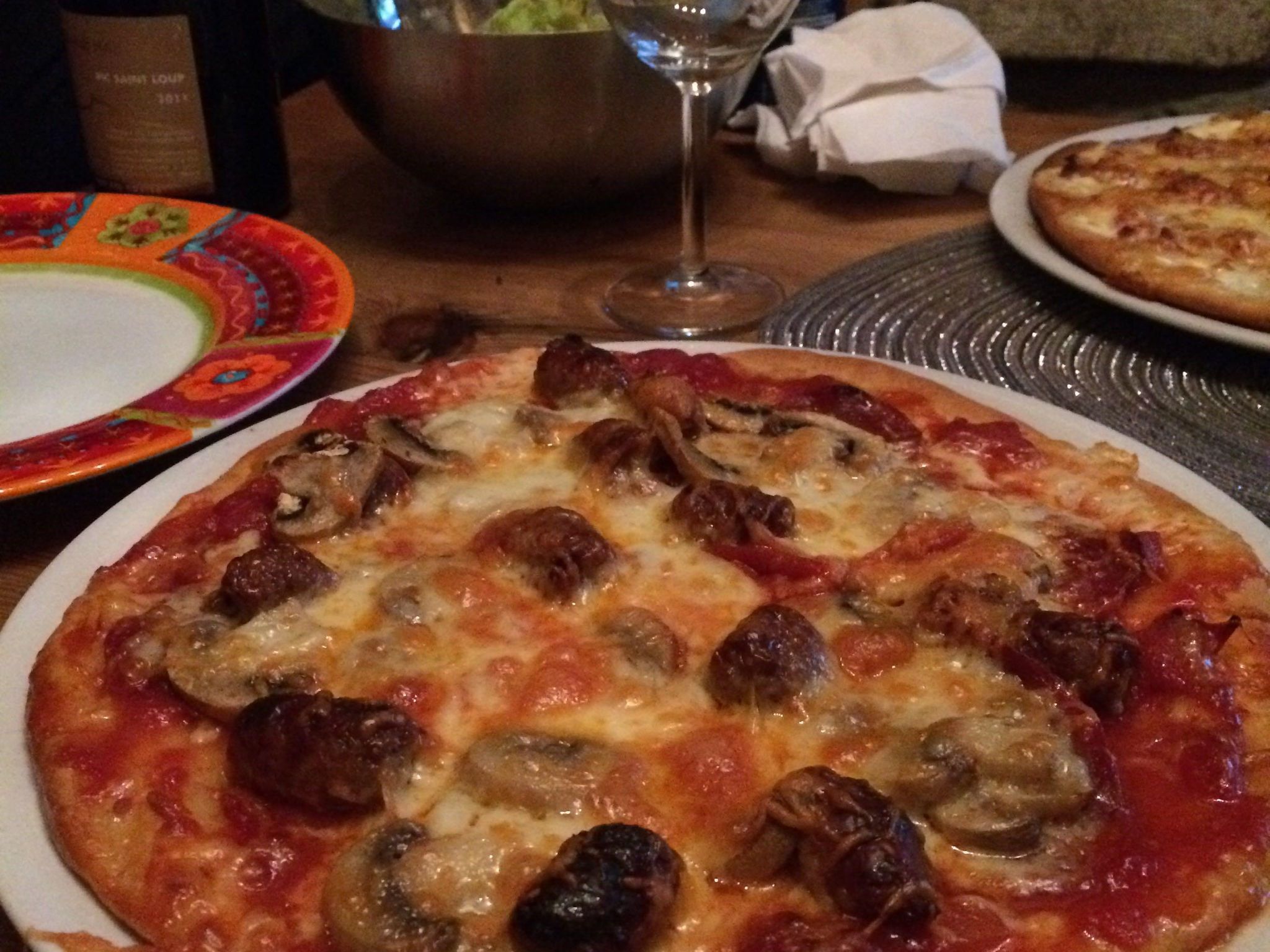 Pizza reine aux merguez : Recette de Pizza reine aux merguez - Marmiton