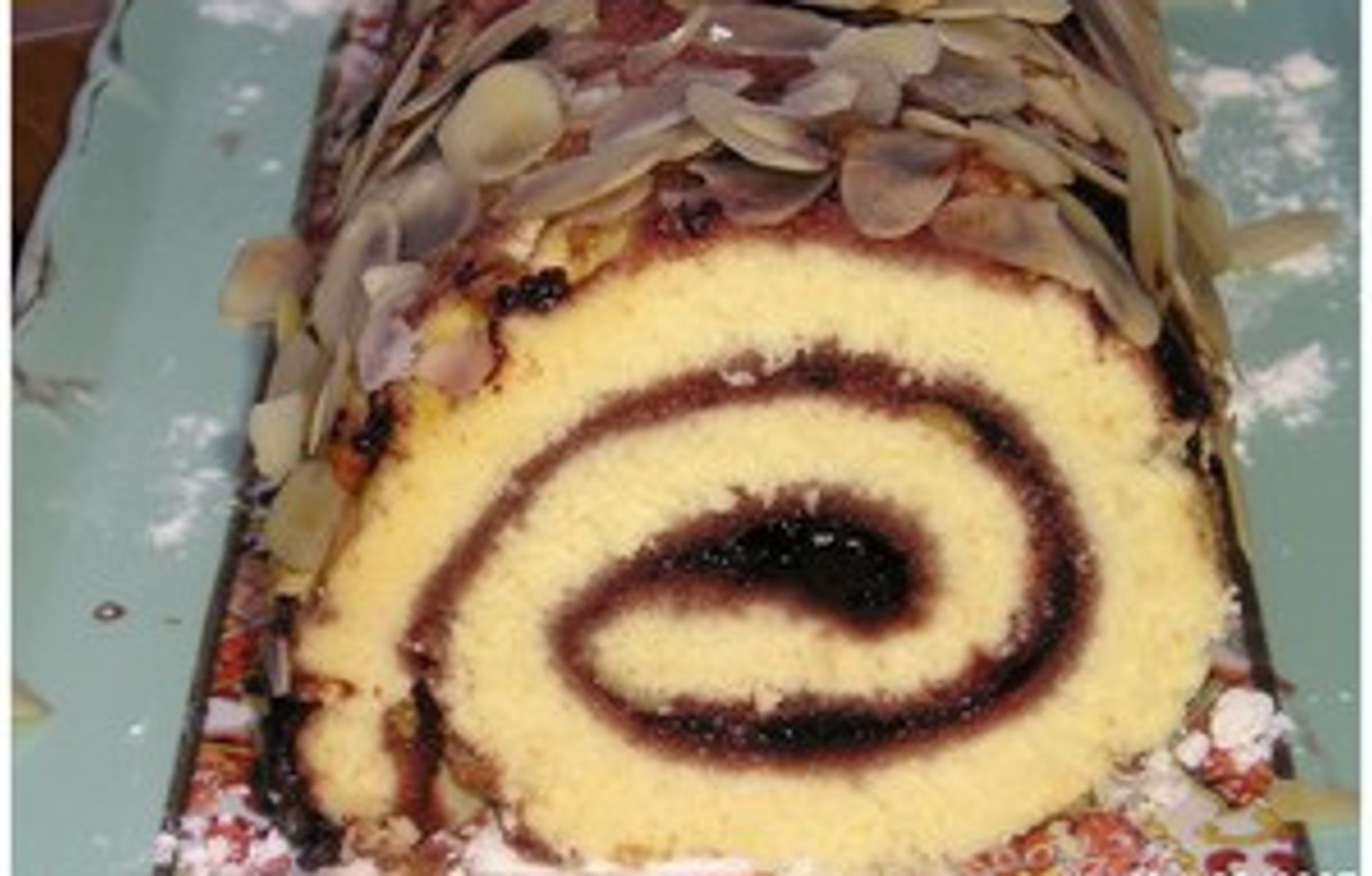 Biscuit roulé à la confiture et au chocolat : Recette de Biscuit roulé ...