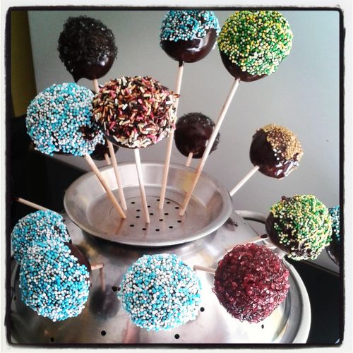 Pop cakes au chocolat blanc : Recette de Pop cakes au chocolat blanc ...