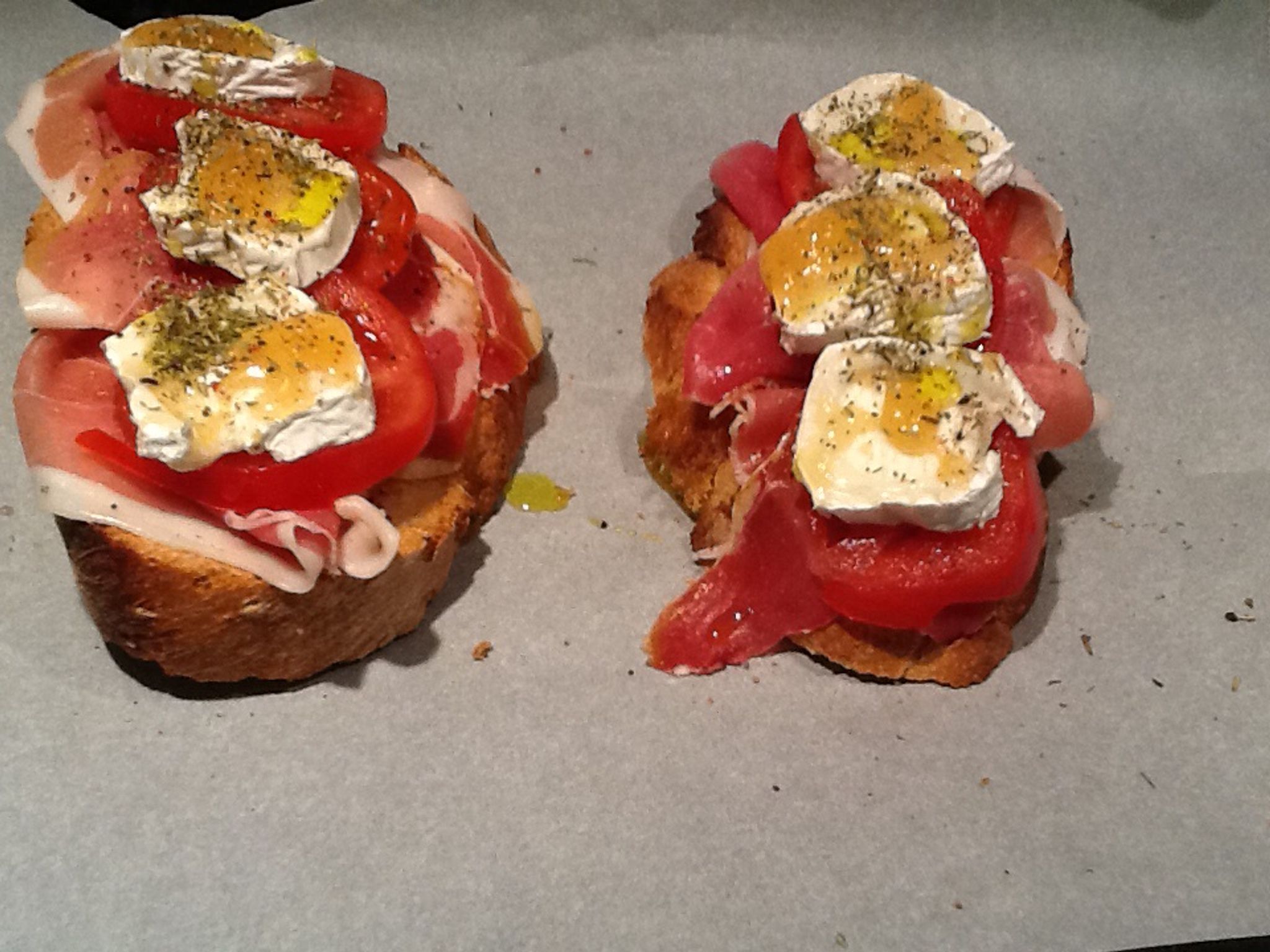 Tartines tomates-chèvre au miel : Recette de Tartines tomates-chèvre au ...