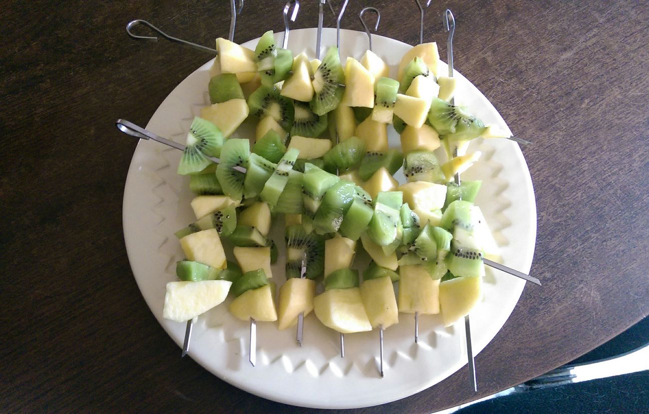 Brochettes de fruits classiques : Recette de Brochettes de fruits ...
