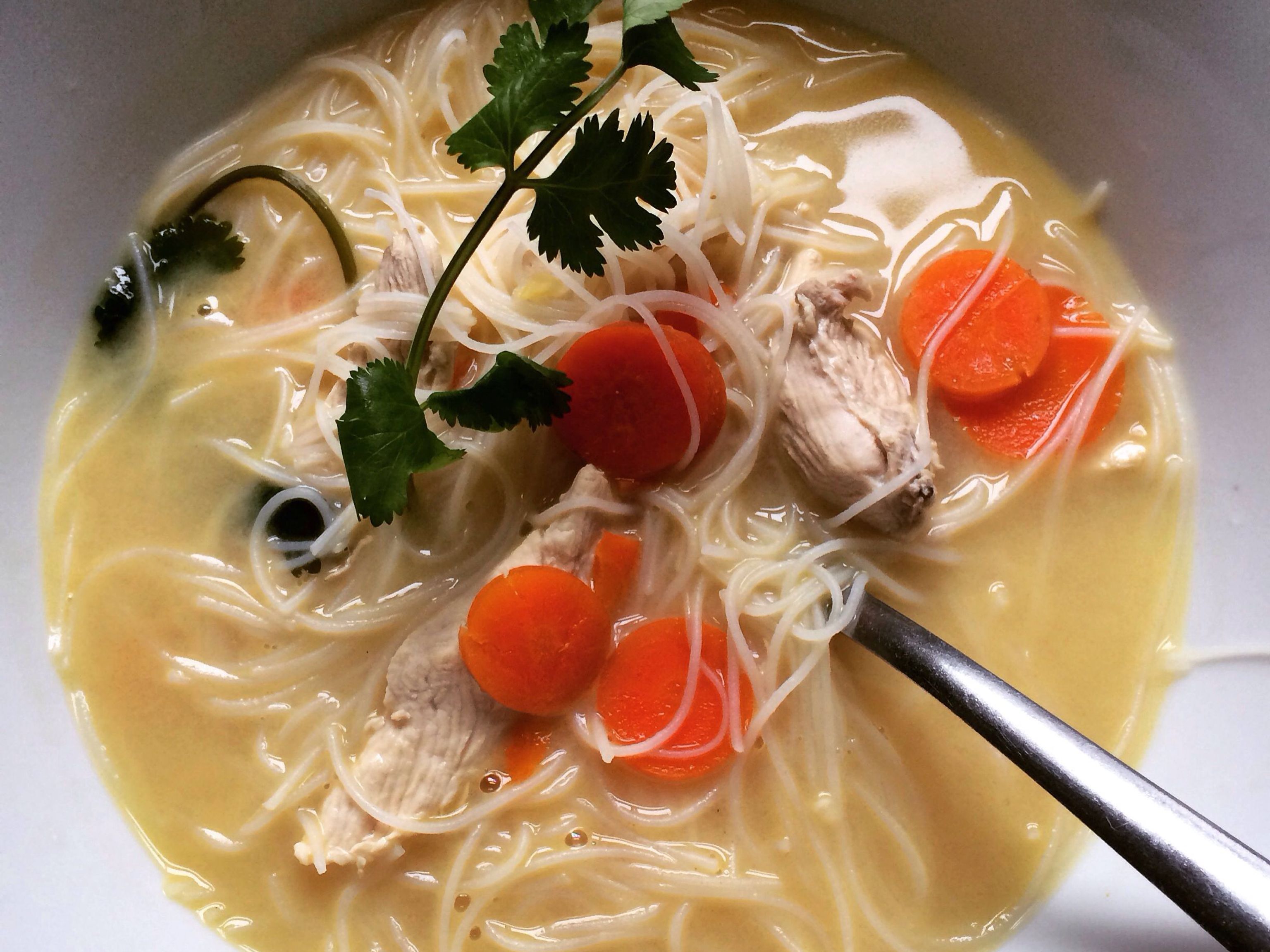 soupe thaïlandaise au poulet et coco facile : Recette de soupe ...