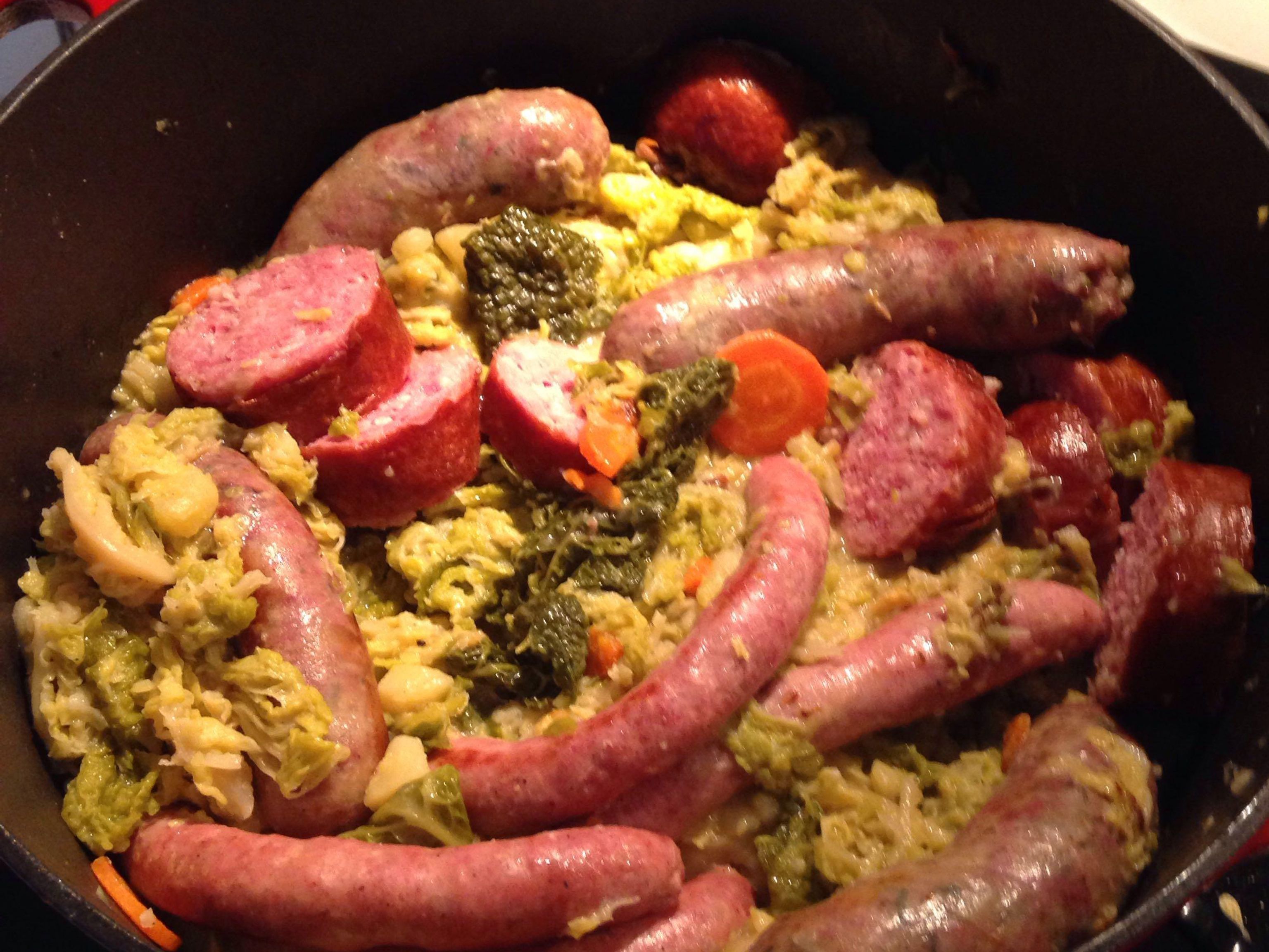 Chou pommé braisé aux chipolatas : Recette de Chou pommé braisé aux ...