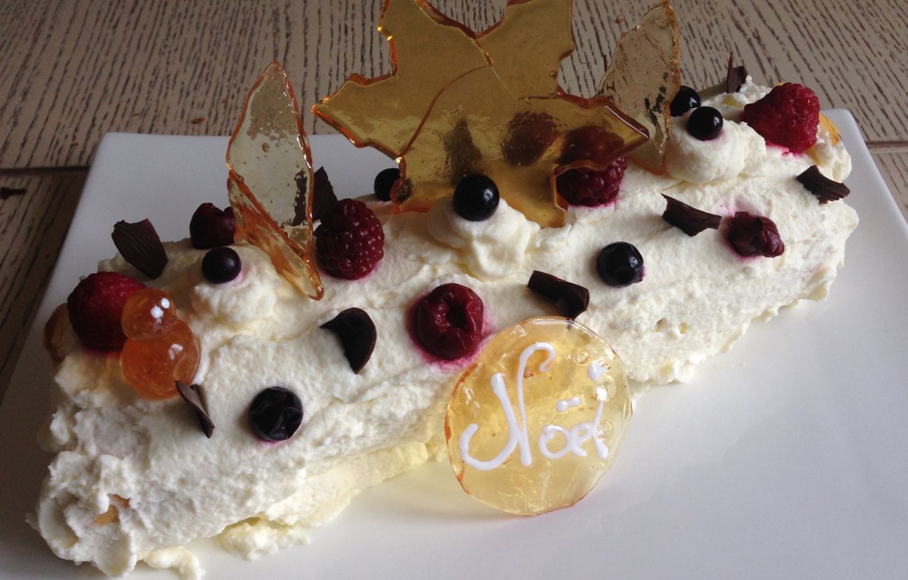 Bûche aux fruits rouges : Recette de Bûche aux fruits rouges - Marmiton