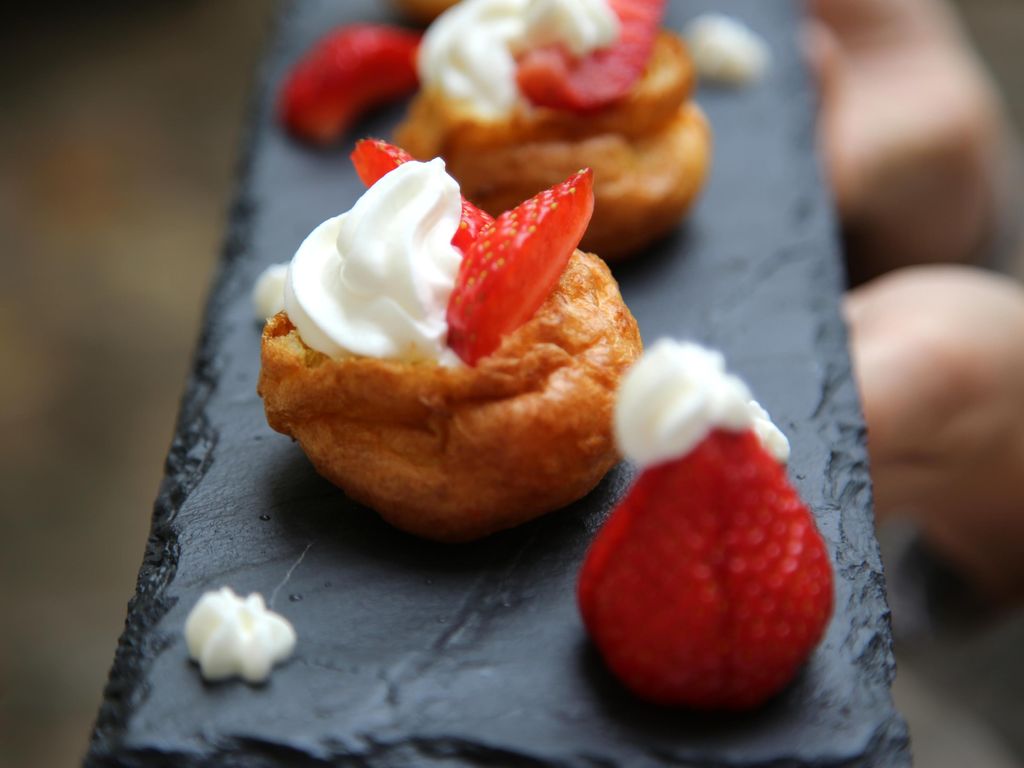 Choux garnis de chantilly et de fraises : Recette de Choux garnis de ...