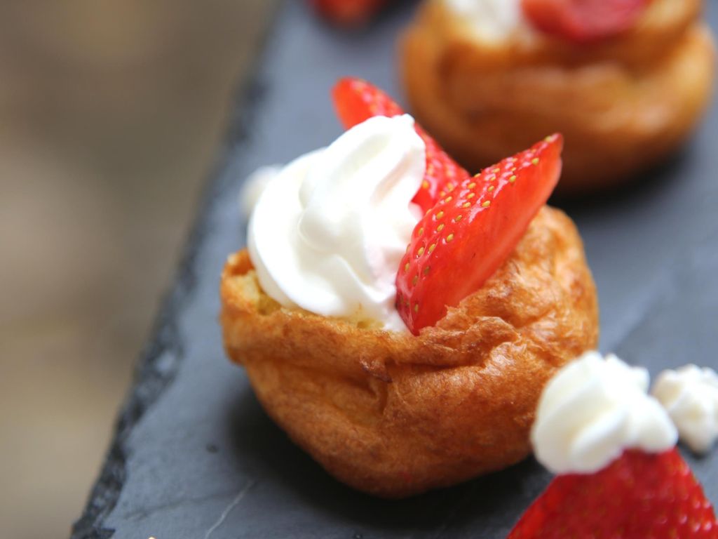 Choux garnis de chantilly et de fraises : Recette de Choux garnis de ...