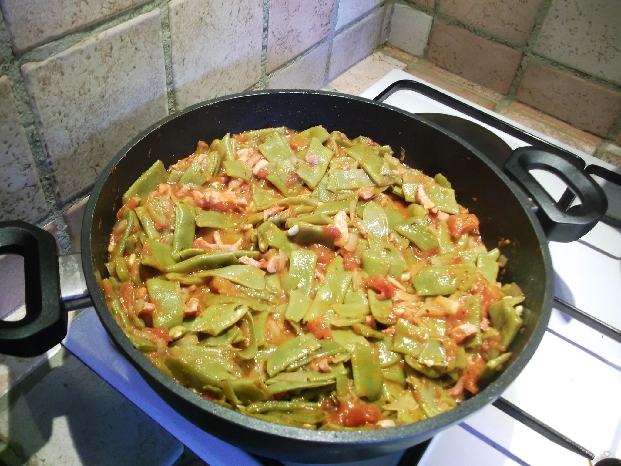 Haricots plats à la tomate et au lard : Recette de Haricots plats à la ...