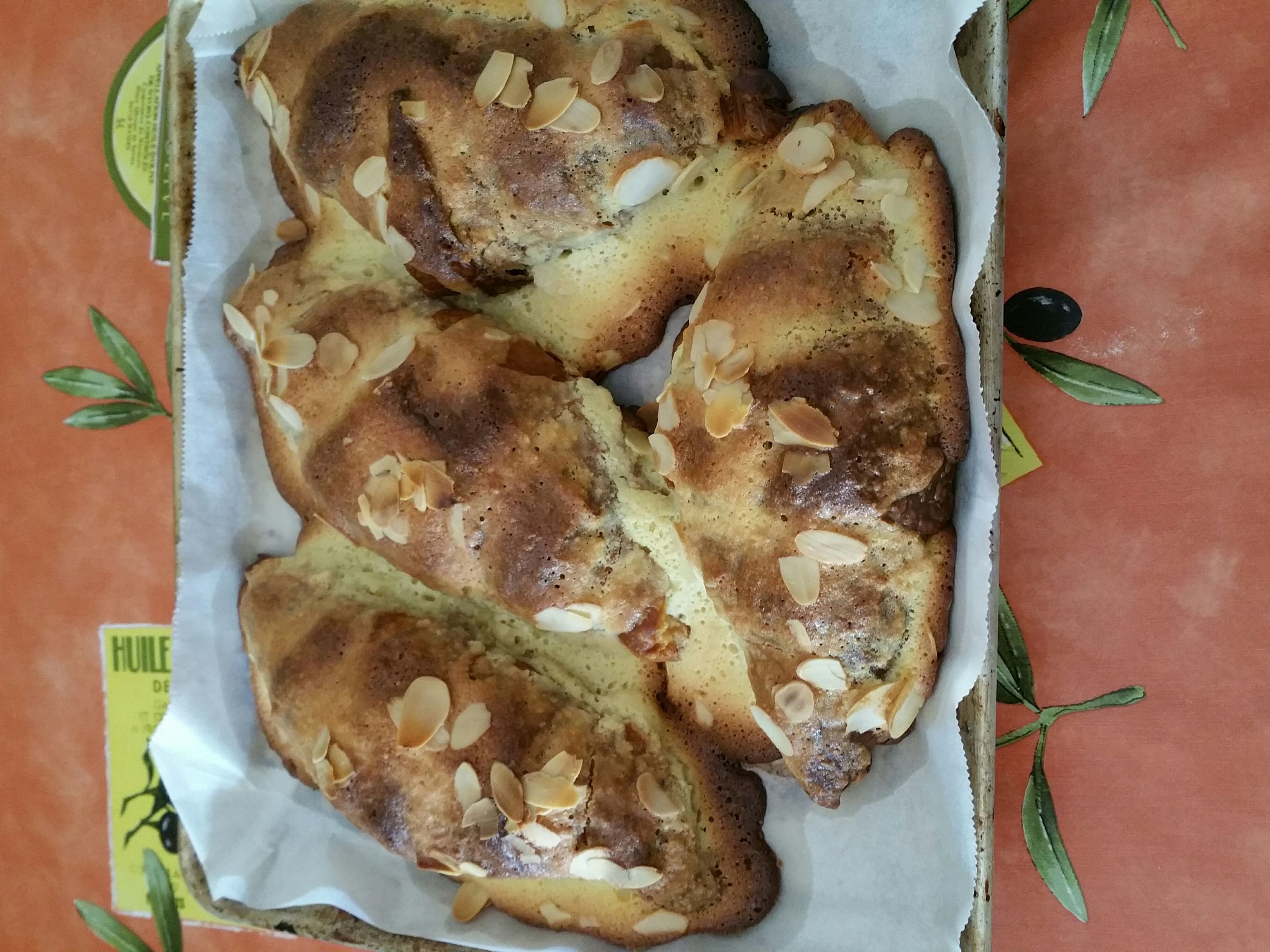 Croissants fourrés à la crème frangipane : Recette de Croissants ...