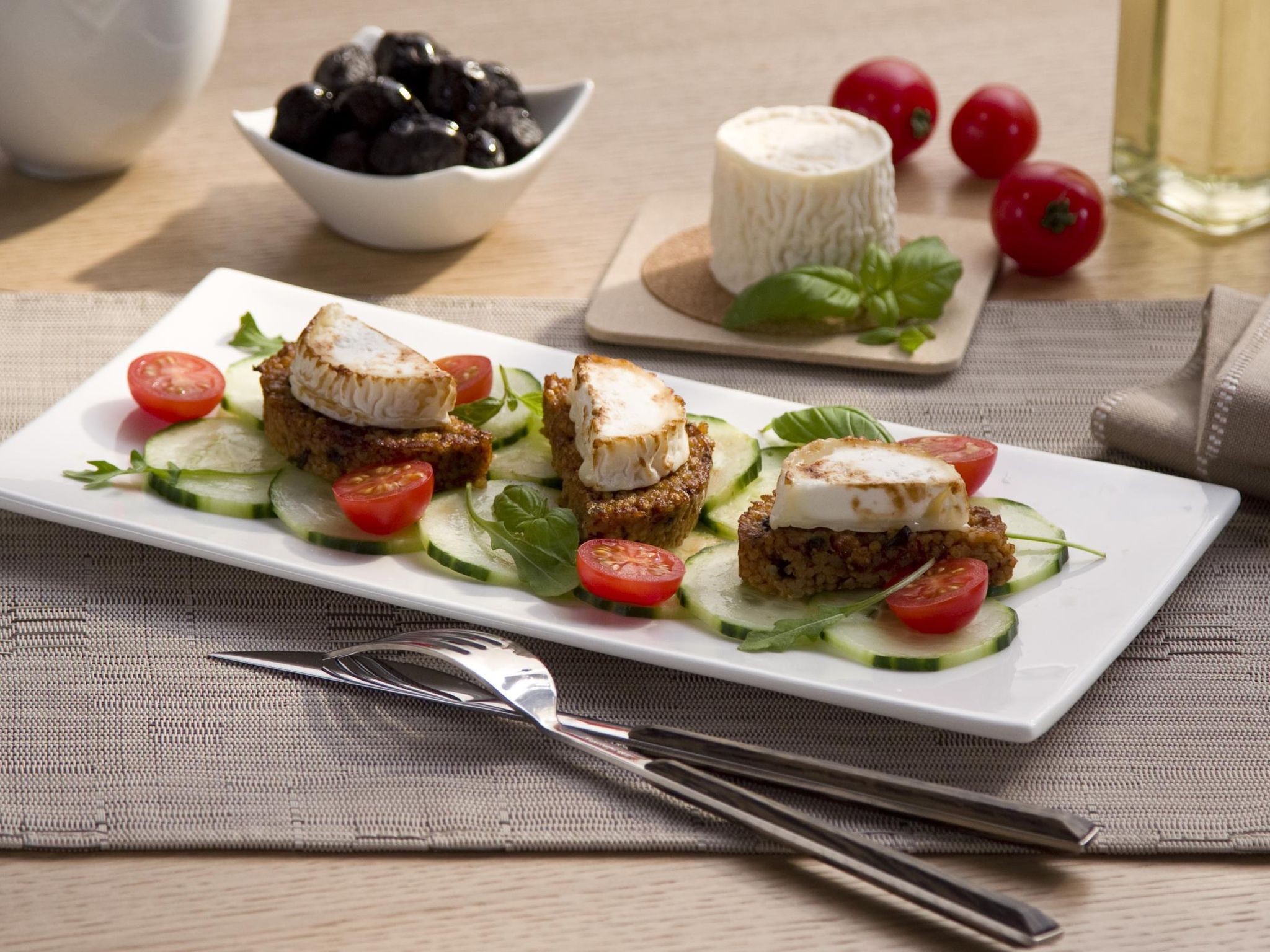 Chèvre chaud sur toast de millet et carpaccio de concombre : Recette de ...