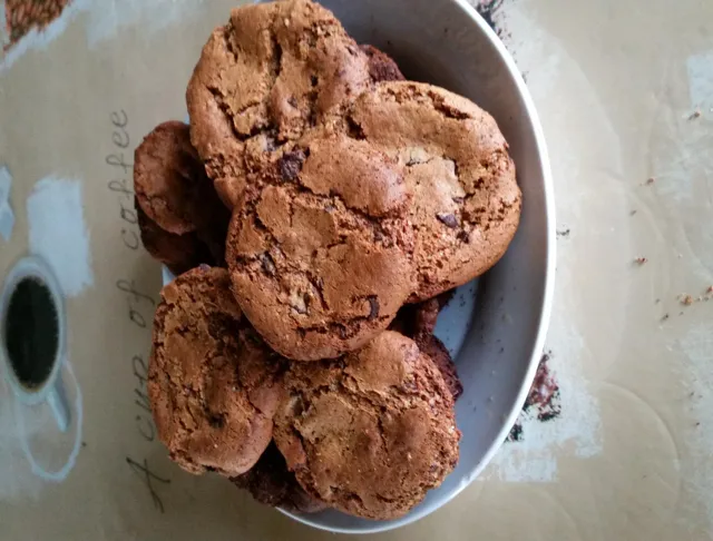 Cookies forts en chocolat à la purée d'amandes : recette de Cookies ...