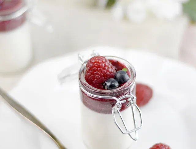 Panna cotta coco fruits rouges : recette de Panna cotta coco fruits rouges