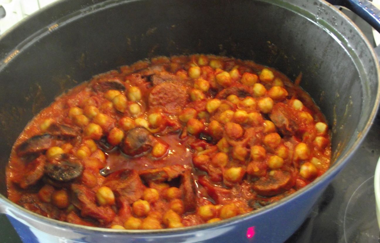 Chorizo aux pois chiches : Recette de Chorizo aux pois chiches - Marmiton