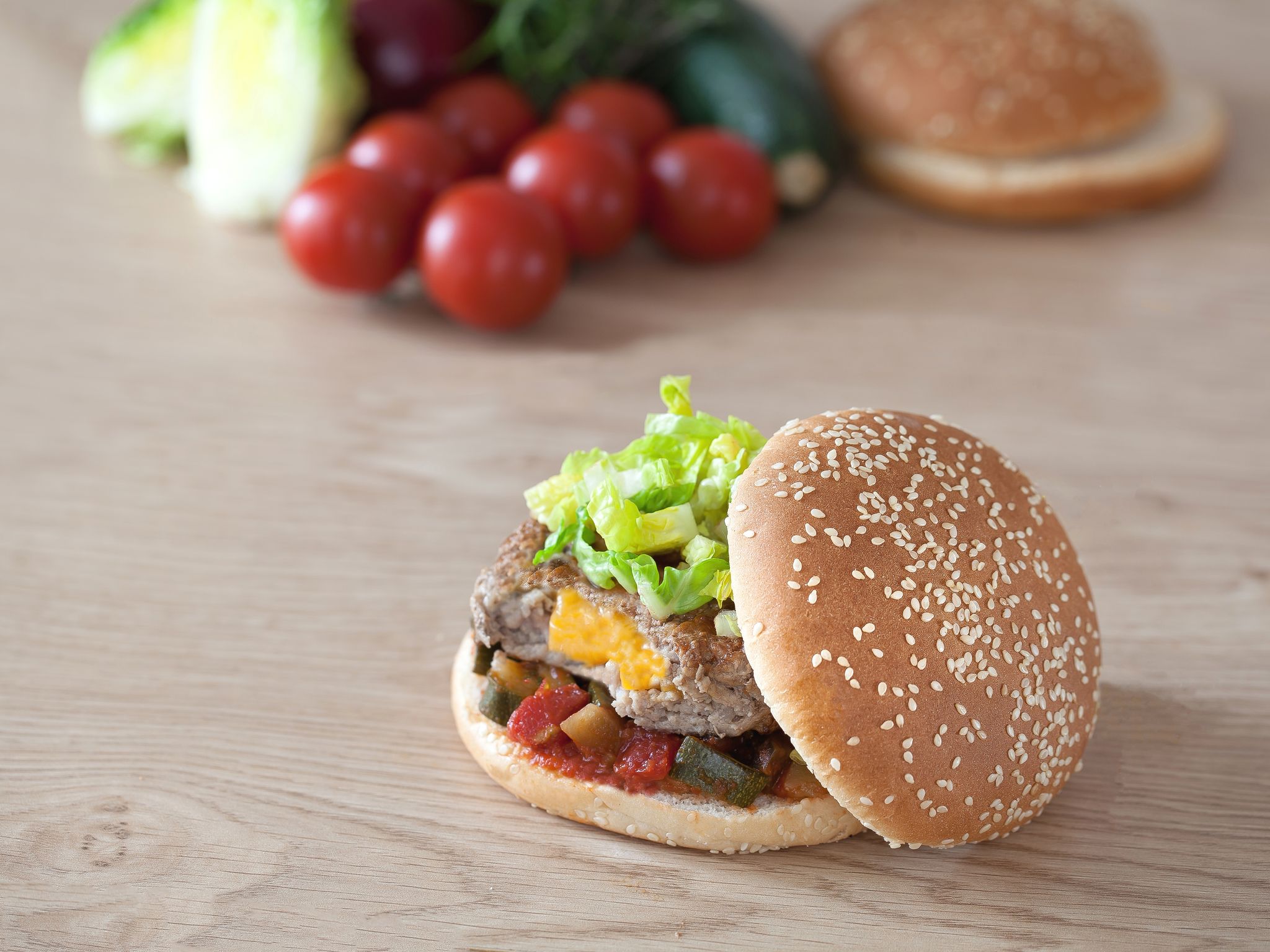Burger surprise au cheddar : Recette de Burger surprise au cheddar ...