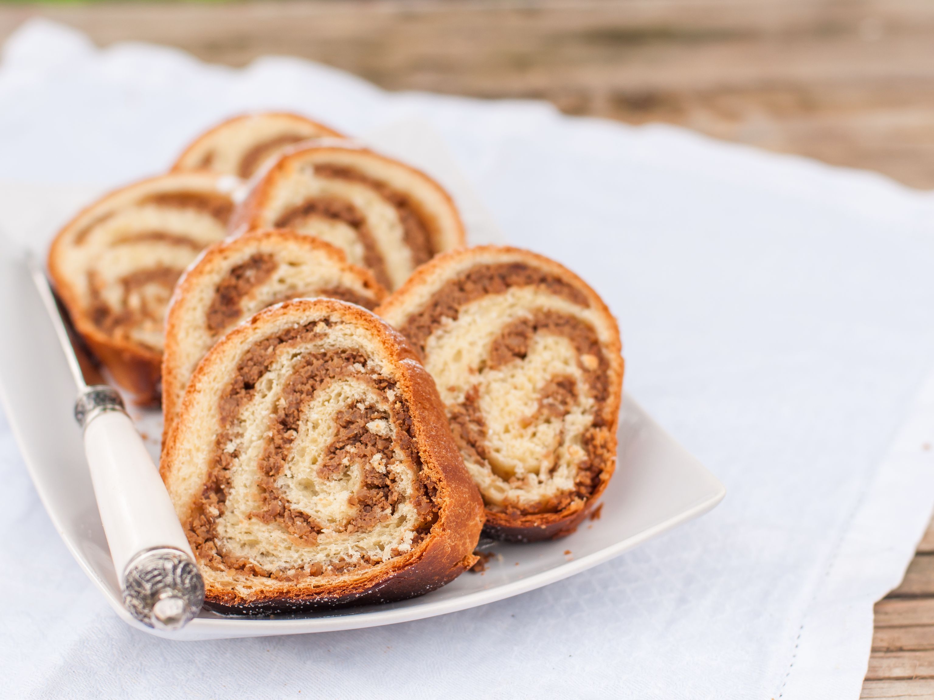 Gâteau roulé aux noix : Recette de Gâteau roulé aux noix - Marmiton
