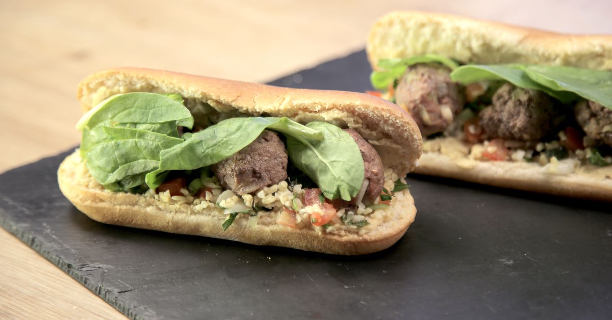 Hot Dog revisité à la méditerranéenne (kefta, houmous et taboulé ...