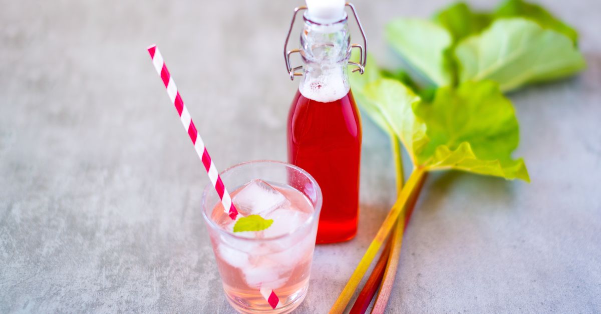 Sirop de rhubarbe (sucre cristallisé) : recette de Sirop de rhubarbe ...