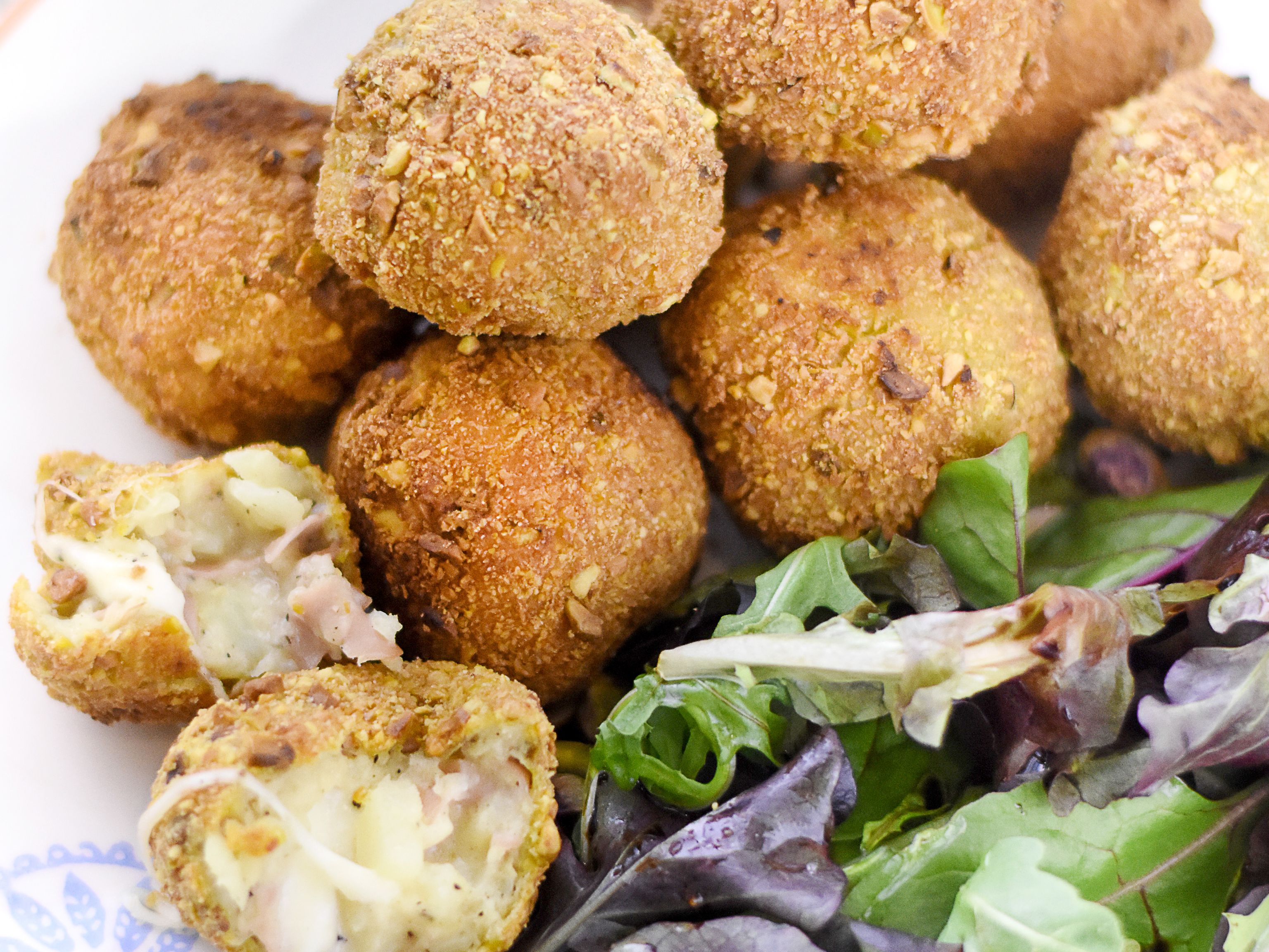 Croquettes de pomme de terre, mortadelle et mozzarella, avec panure de ...