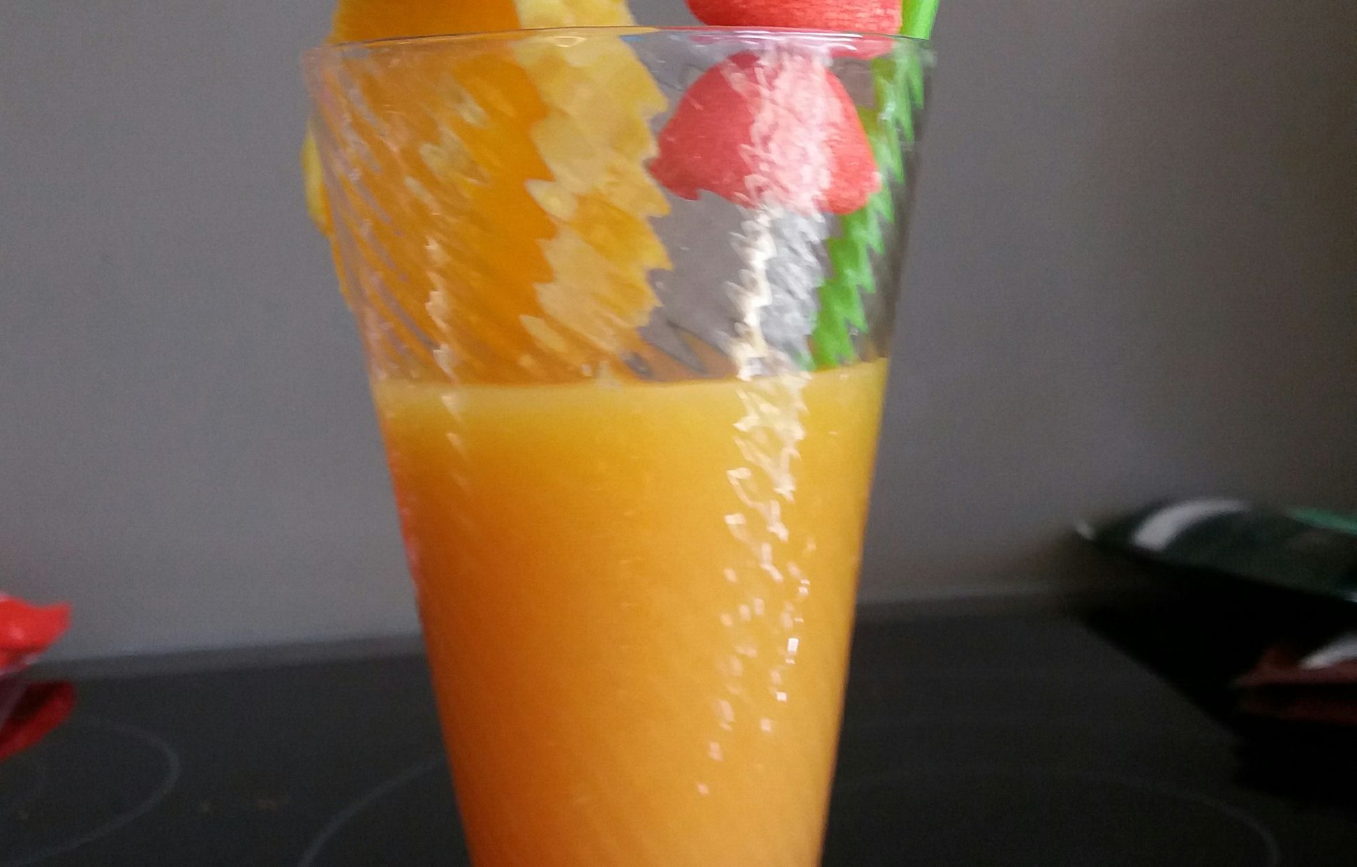 Cocktail sans alcool (orange, sirop de grenadine, jus d'orange, fraises ...