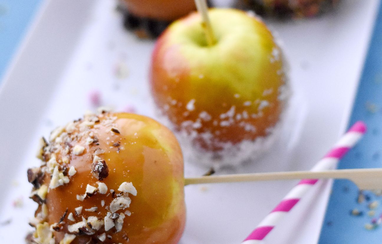 Pomme au caramel façon pomme d'amour : Recette de Pomme au caramel ...