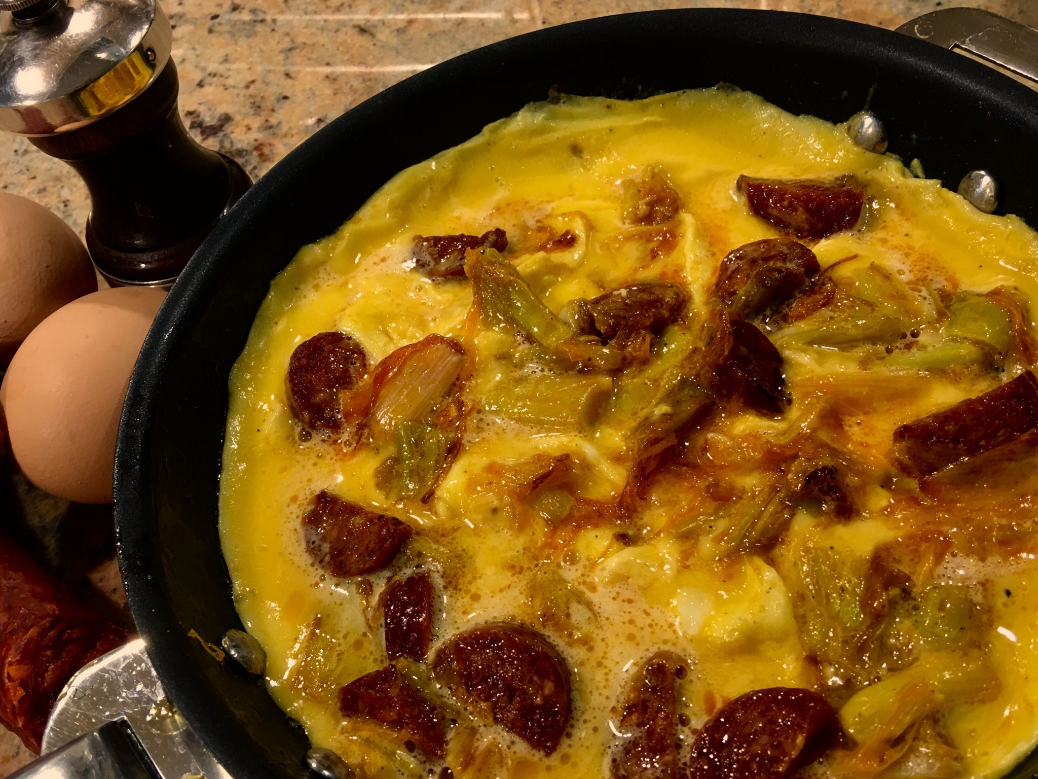Brouillade d'oeufs au chorizo et poireaux : Recette de Brouillade d ...