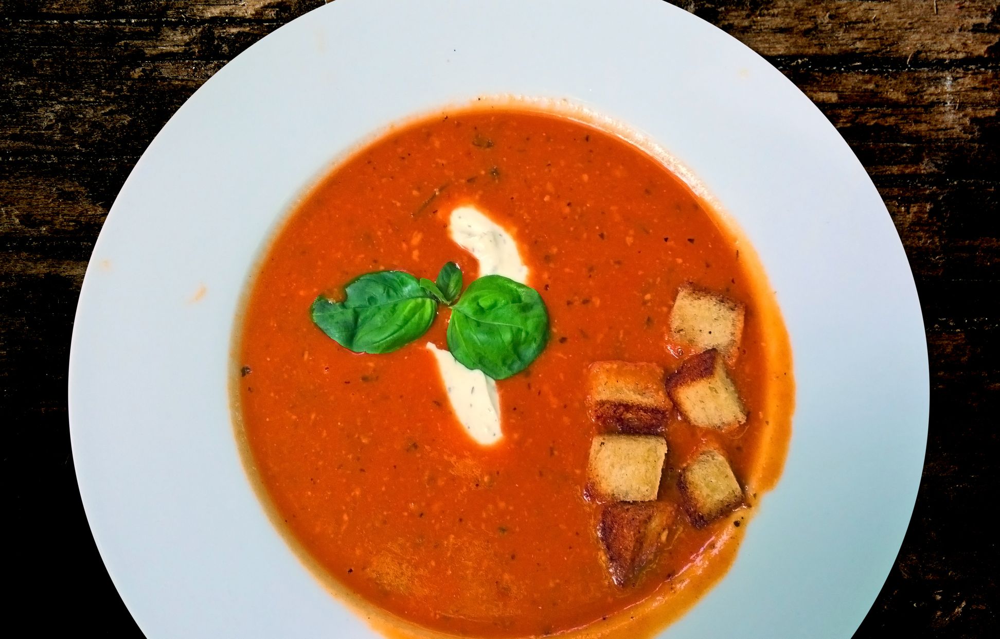 Soupe de tomates au pesto : Recette de Soupe de tomates au pesto - Marmiton