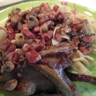 Pigeons aux lardons et champignons : Recette de Pigeons aux lardons et ...