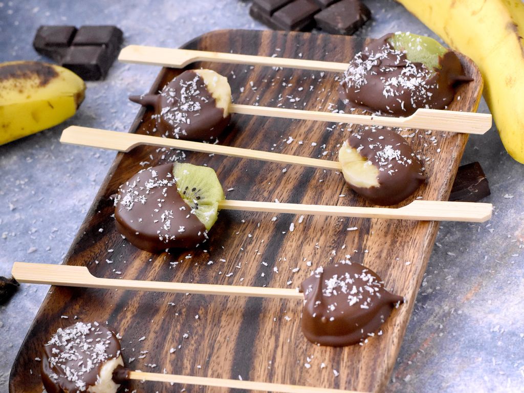 Sucettes de fruit au chocolat : Recette de Sucettes de fruit au chocolat