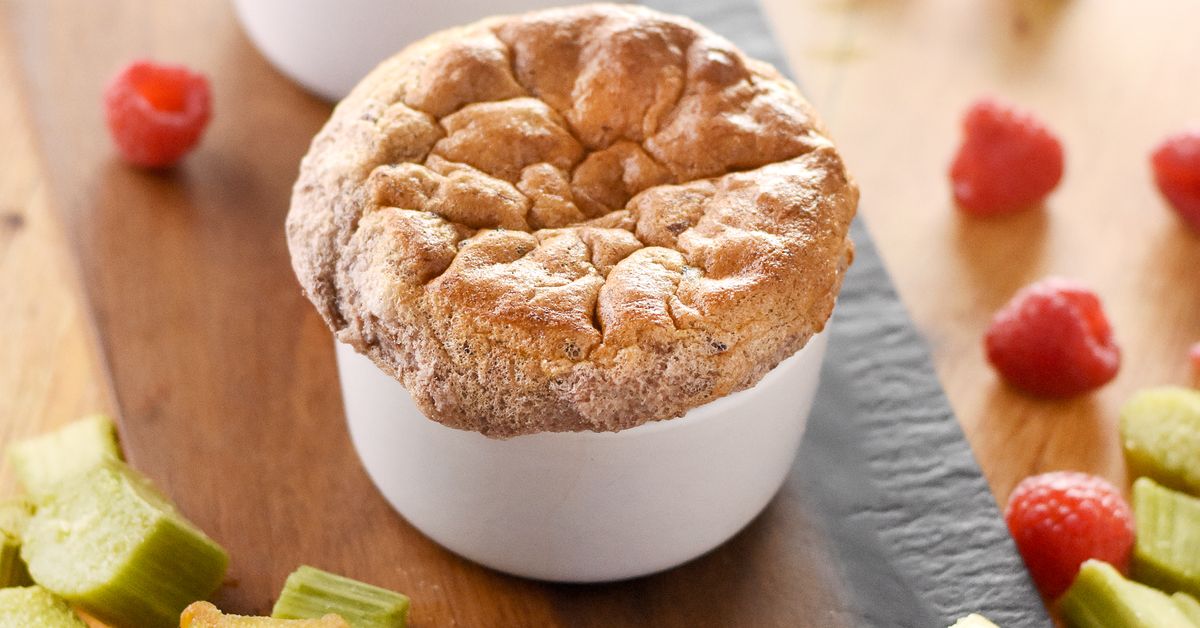 Soufflé à la rhubarbe et aux fruits rouges : recette de Soufflé à la ...