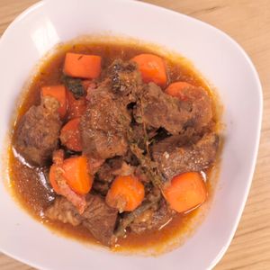 Boeuf braisé aux carottes : Recette de Boeuf braisé aux carottes - Marmiton