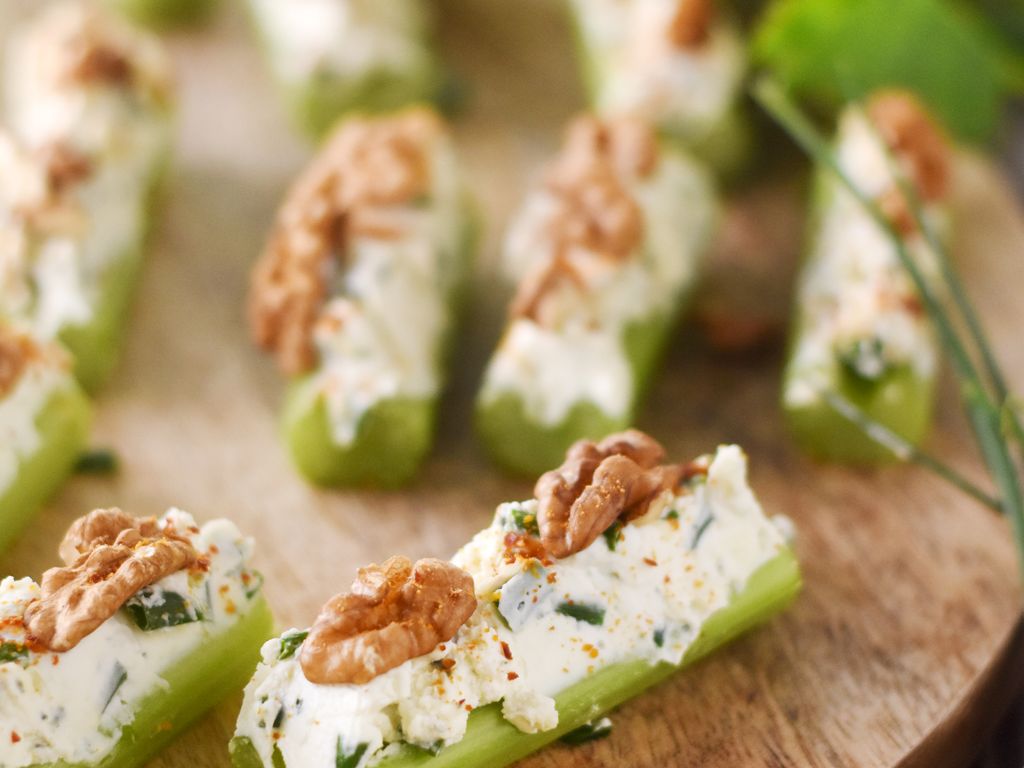 branches de céleri farcies pour l'apéritif : Recette de branches de ...
