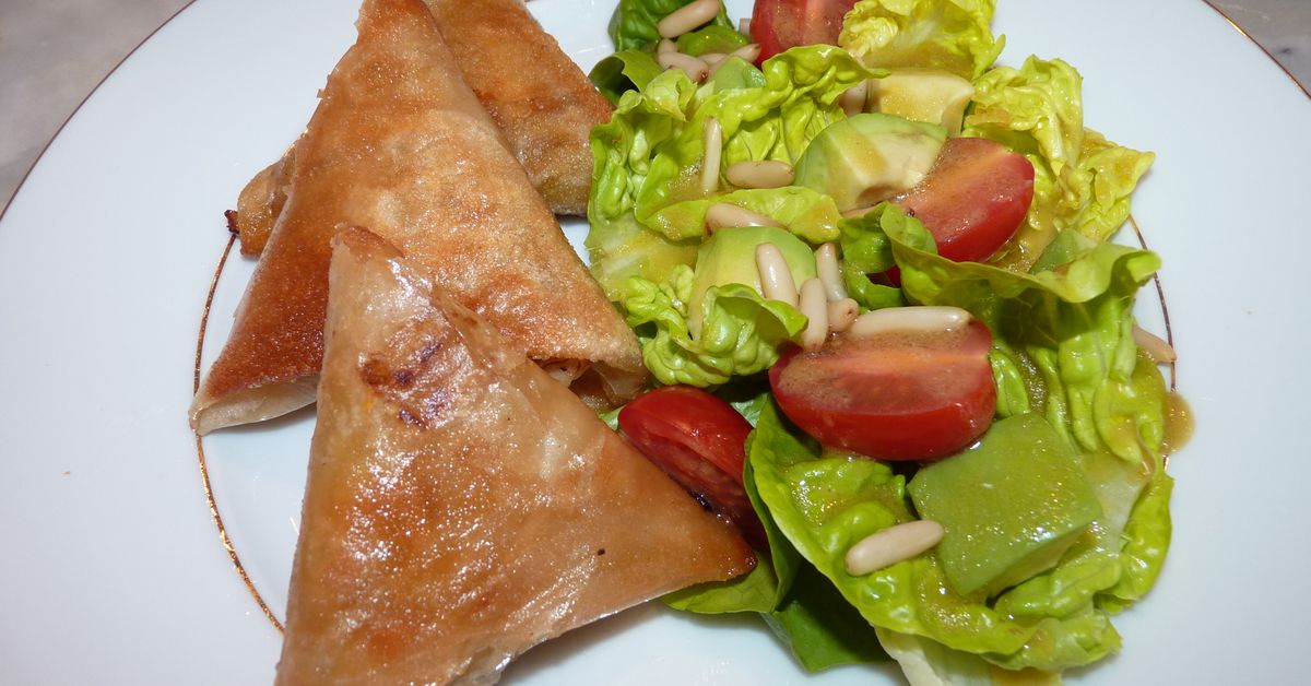 Bricks aux deux fromages sur un lit de salade : recette de Bricks aux ...