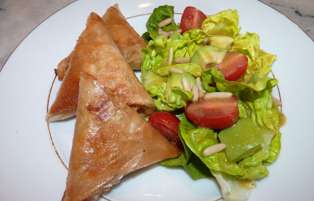 Bricks aux deux fromages sur un lit de salade : Recette de Bricks aux ...