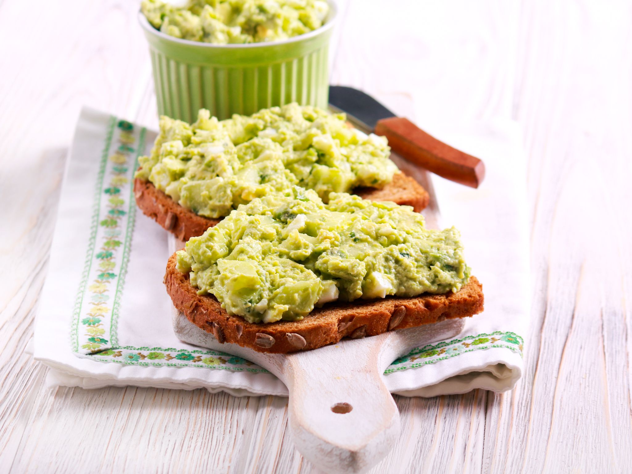 Purée d'avocats aux oeufs et échalotes : Recette de Purée d'avocats aux ...