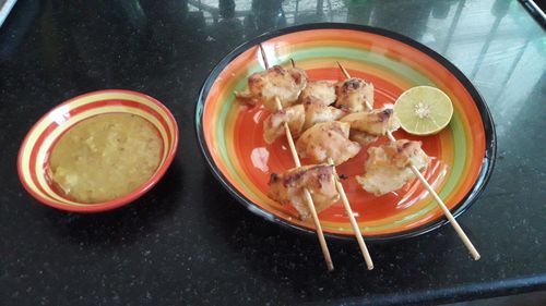 Brochette de poulet sauce satay : Recette de Brochette de poulet sauce ...