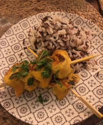 Brochette de poulet sauce satay : Recette de Brochette de poulet sauce ...