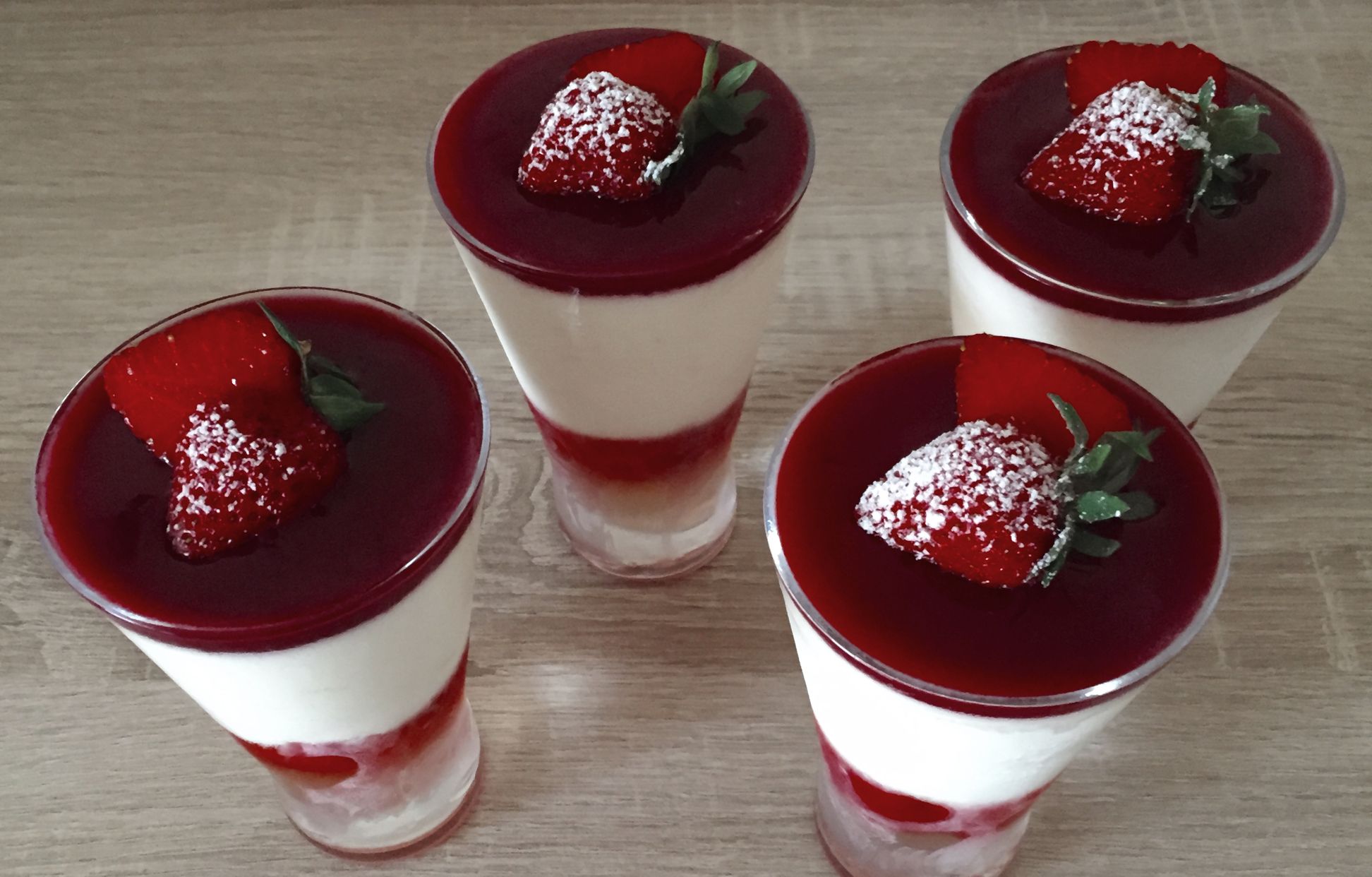 Verrine aux fraises, pêches et framboises : Recette de Verrine aux ...
