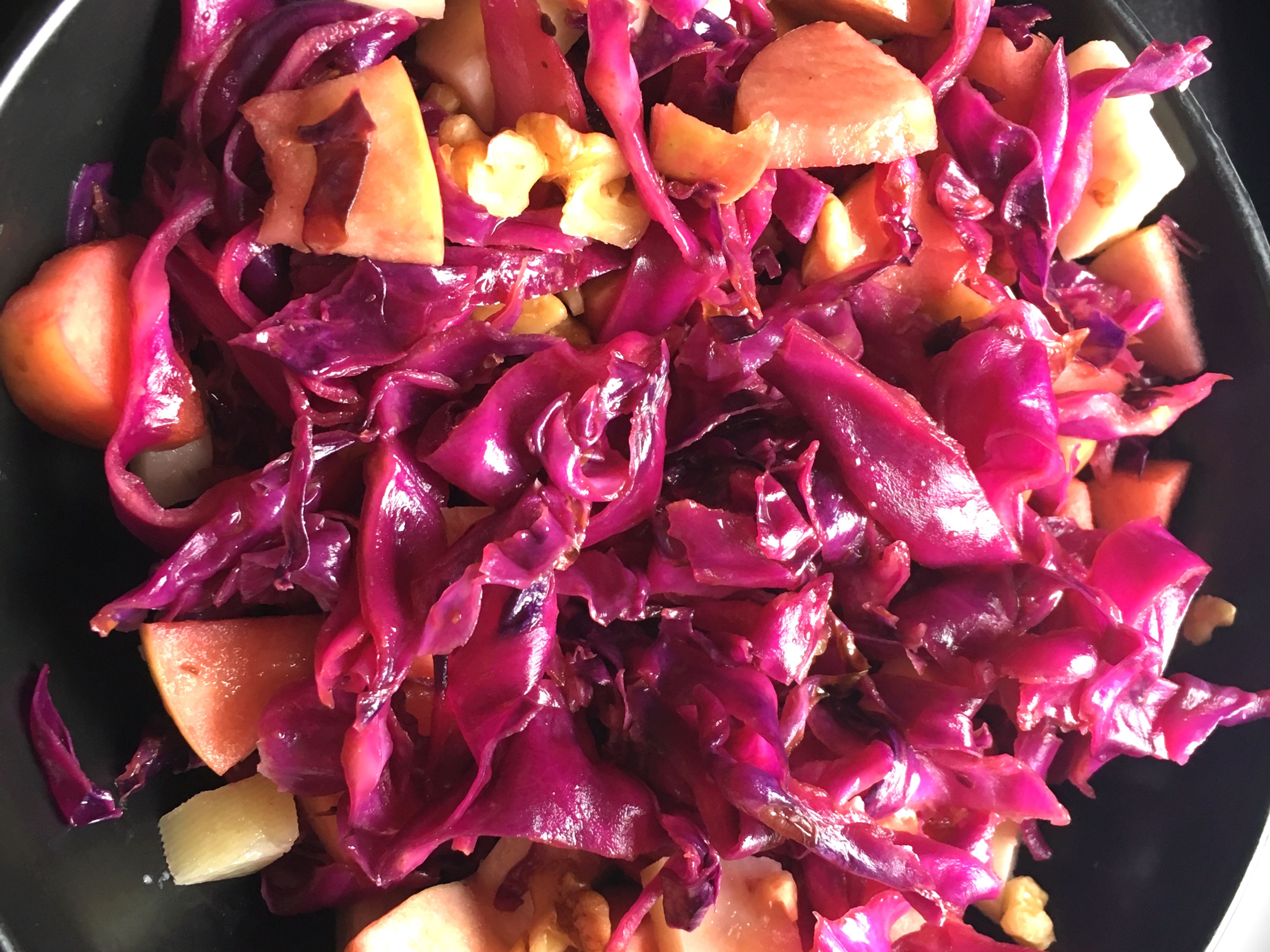 Chou rouge cuit aux pommes : Recette de Chou rouge cuit aux pommes ...