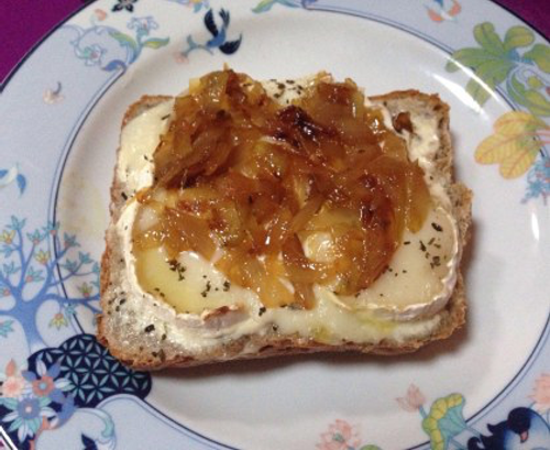 Toasts au chèvre chaud et compotée d'oignons au miel : Recette de ...