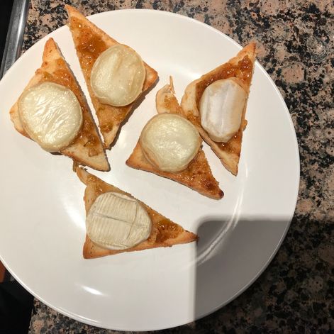Toast chaud à la confiture de figue et au crottin de Chavignol ...