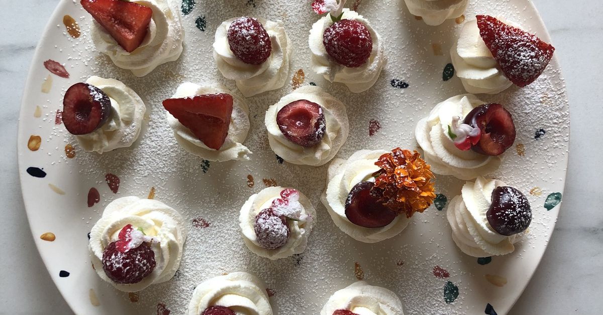 Mini pavlovas aux fruits rouges, chantilly à la menthe, et citron par ...