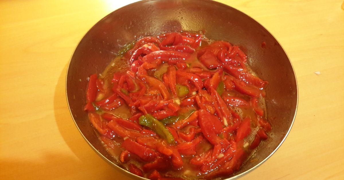 Salade de poivrons rouges de ma tante : recette de Salade de poivrons ...