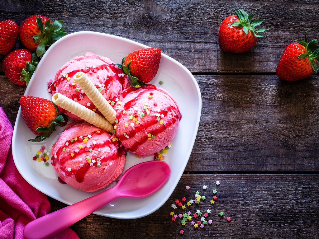 Glace à la fraise et coulis de fraises maison : Recette de Glace à la ...