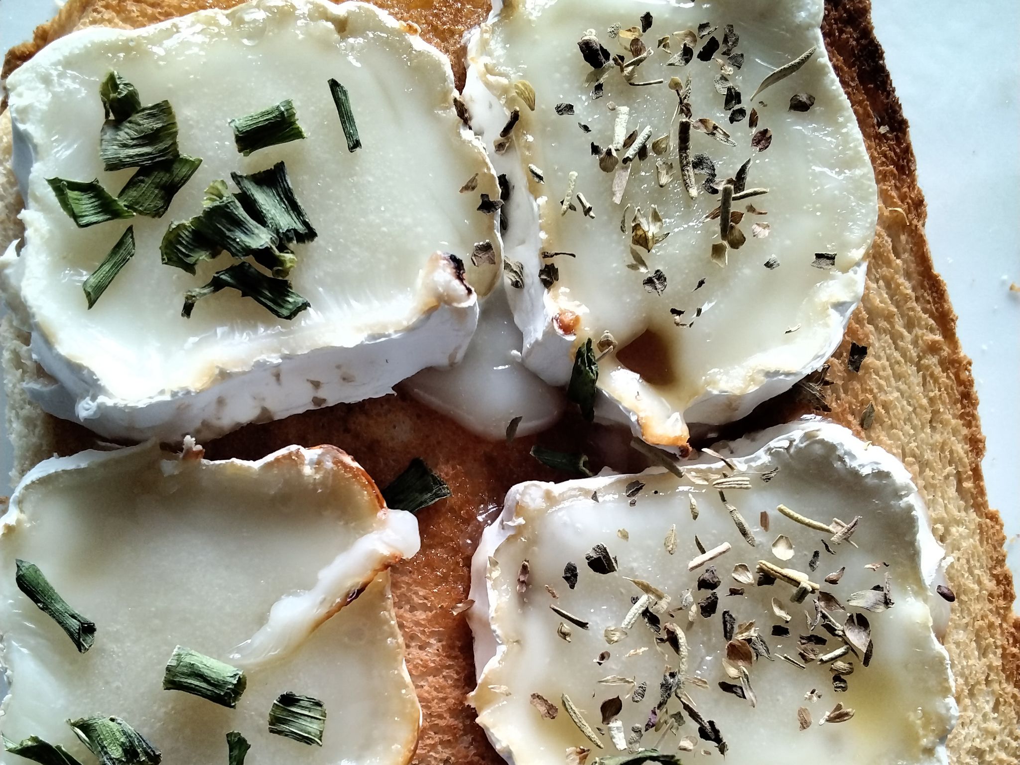 Toast au chèvre frais, miel et herbes de Provence : Recette de Toast au ...