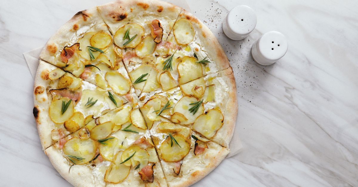 Pizza pomme de terre, fromage de brebis, lard : recette de Pizza pomme ...