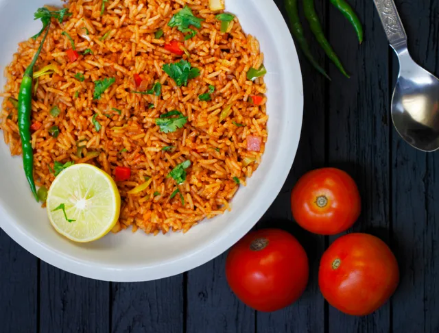 Riz à la tomate et aux oignons : recette de Riz à la tomate et aux oignons