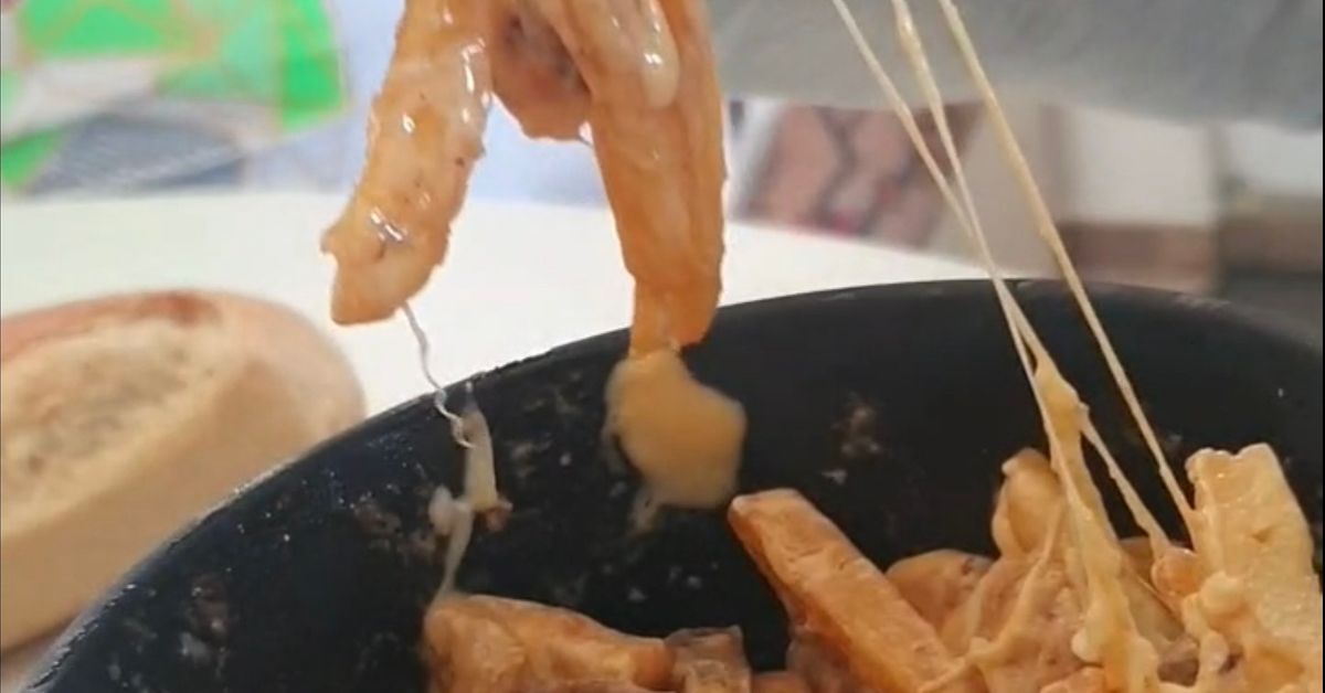 Poutine au poulet, aux champignons et à la moutarde : recette de ...