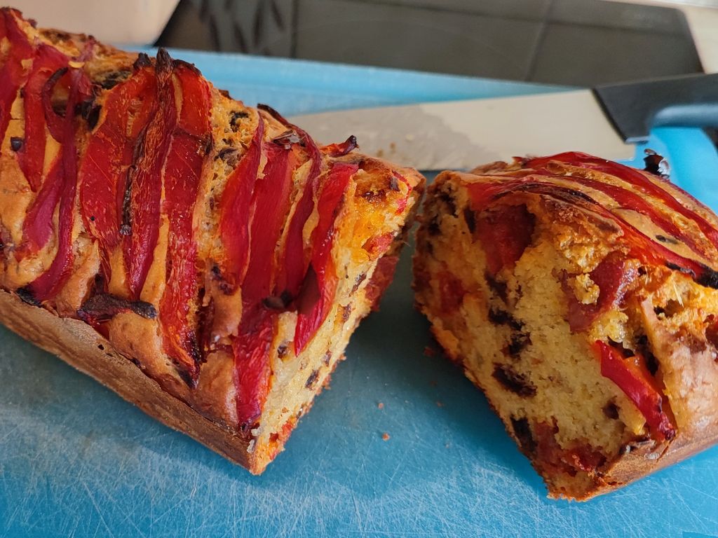 Cake rouge (chorizo, tomate séchée, poivron rouge) : Recette de Cake ...
