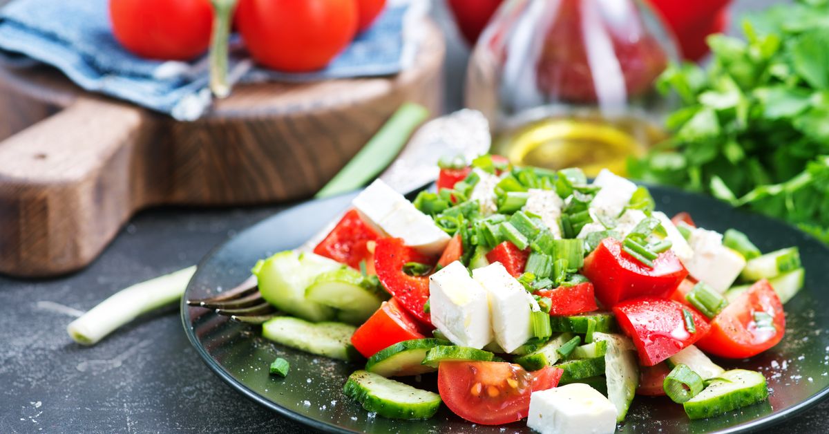 Salade de tomates concombres à la feta : recette de Salade de tomates ...